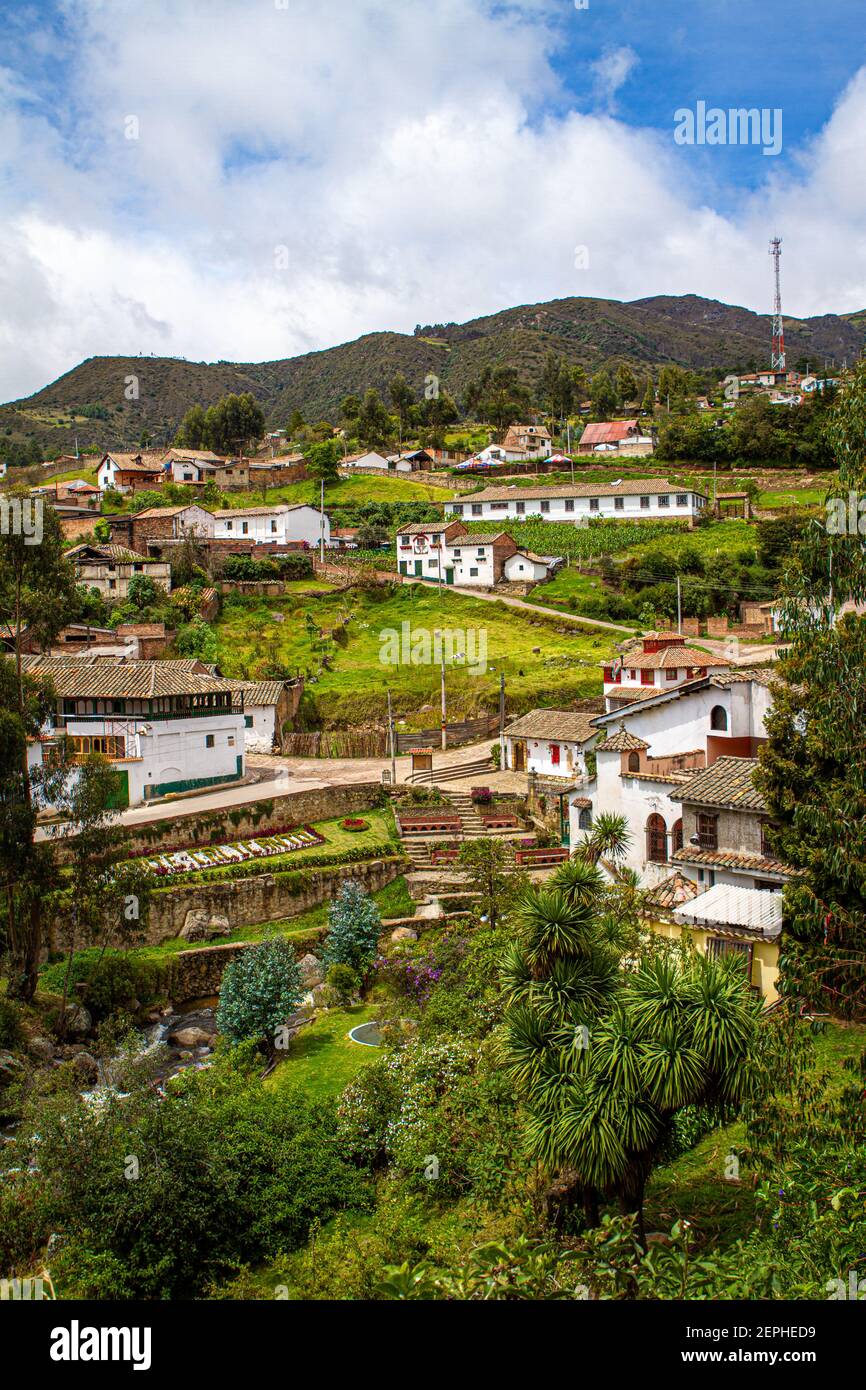500 year old Town.village, strada acciottolata città, Colonial houses ...