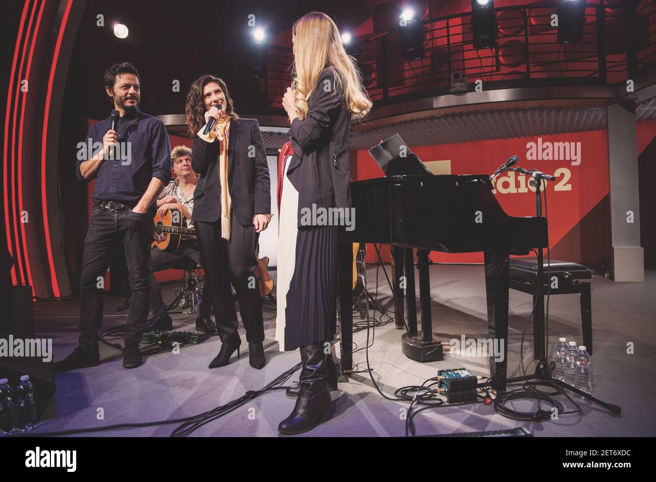 La cantante Elisa Toffoli suona con il suo chitarrista e marito Andrea ...