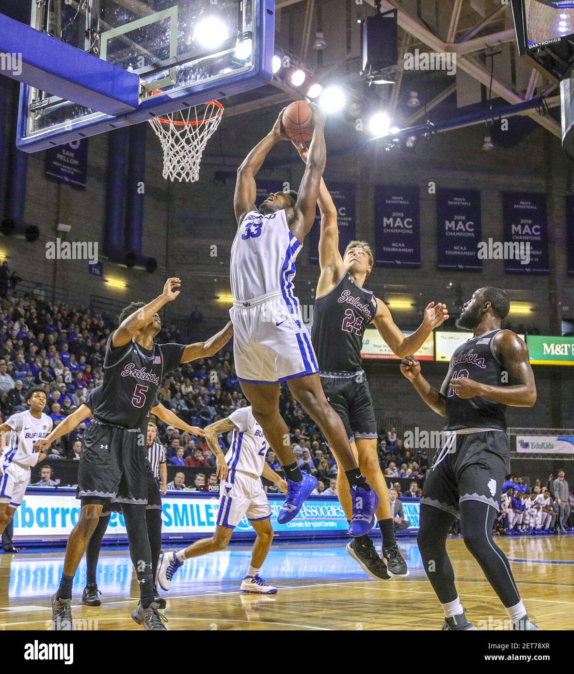 15 dicembre 2018: Buffalo Bulls Forward Nick Perkins (33) afferra un ...