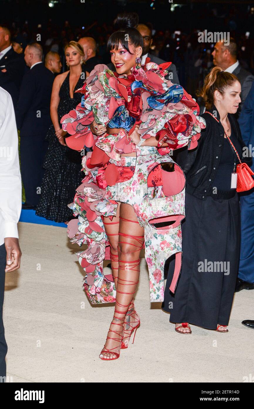 Rihanna Arrivando al Metropolitan Museum of Art Costume Institute ...
