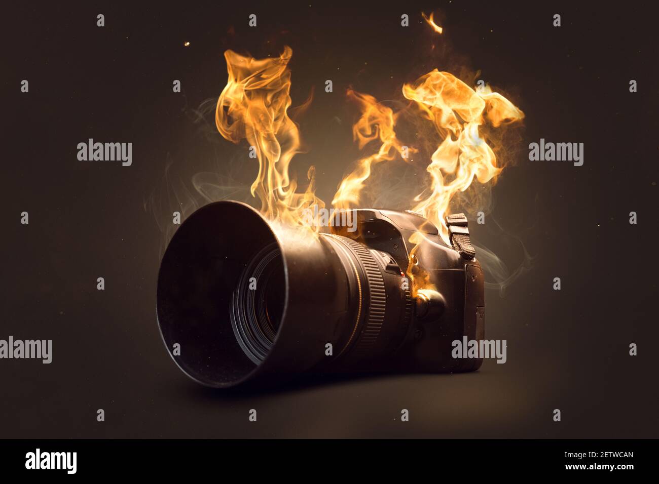 Broken dslr camera immagini e fotografie stock ad alta risoluzione - Alamy