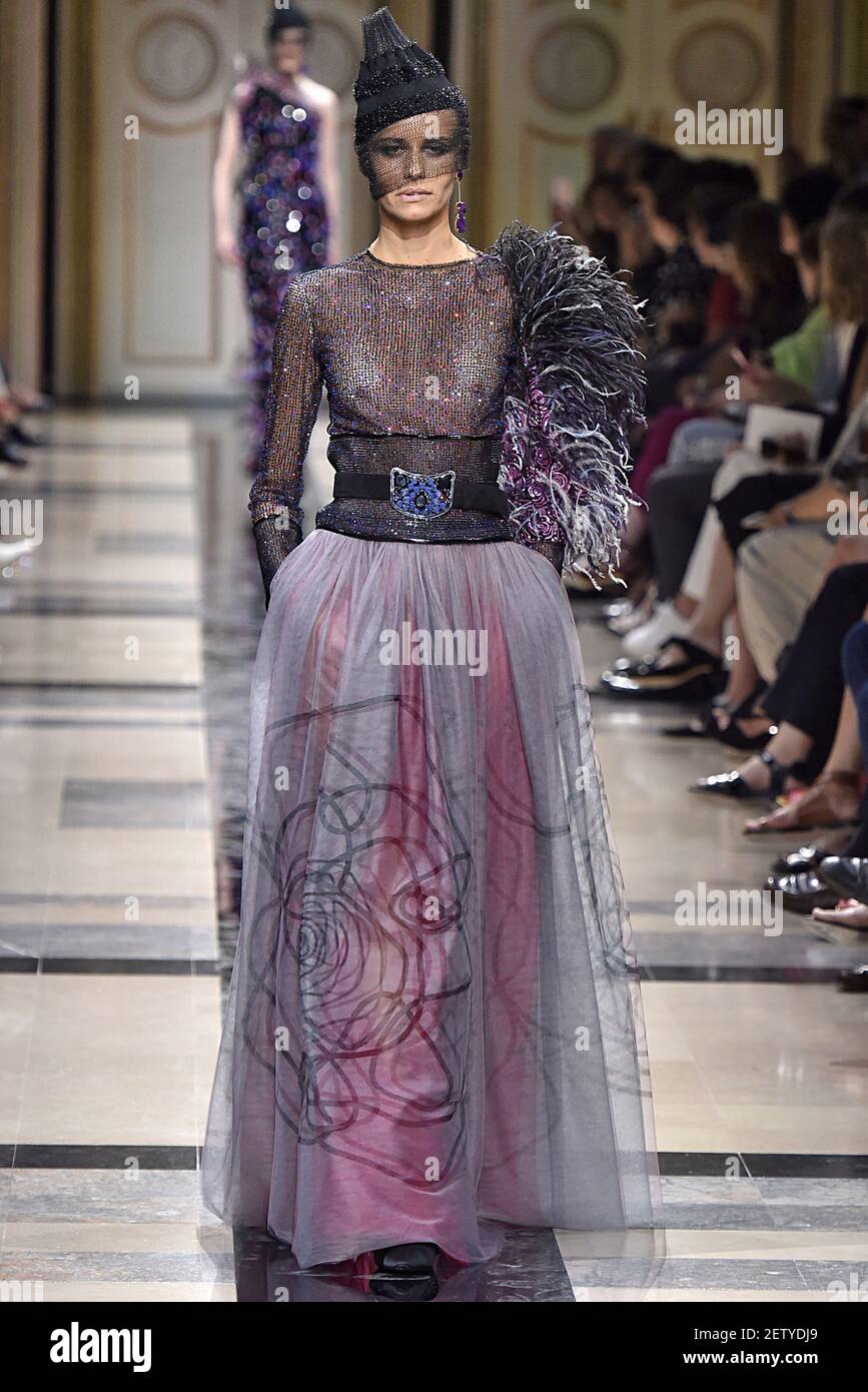 Phenelope Wulff sulla pista durante il Giorgio Armani Prive Paris Haute ...