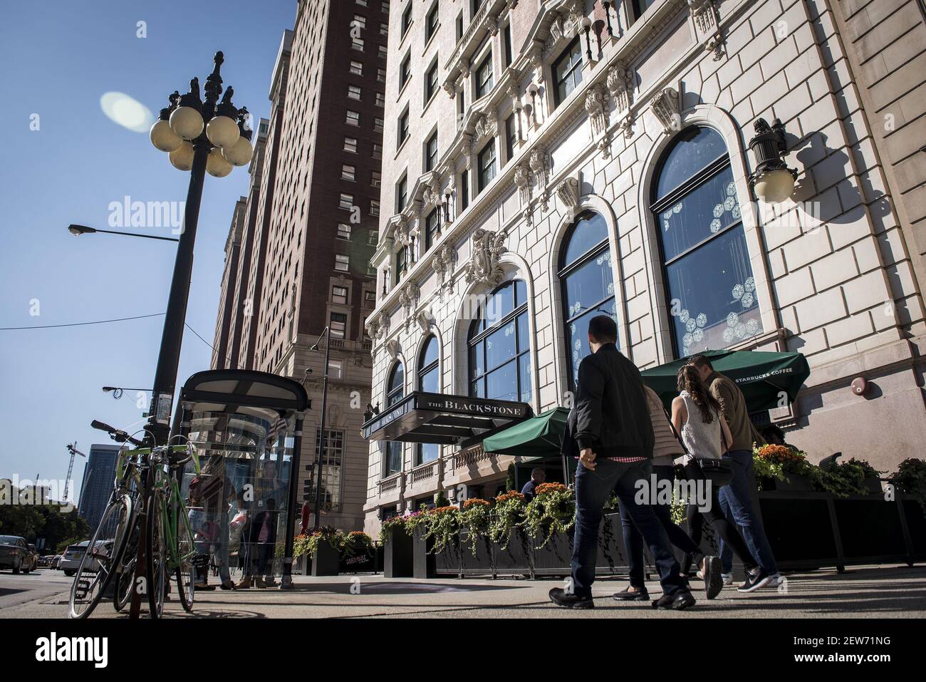 I pedoni passano davanti al Blackstone Hotel di Chicago, Illinois ...
