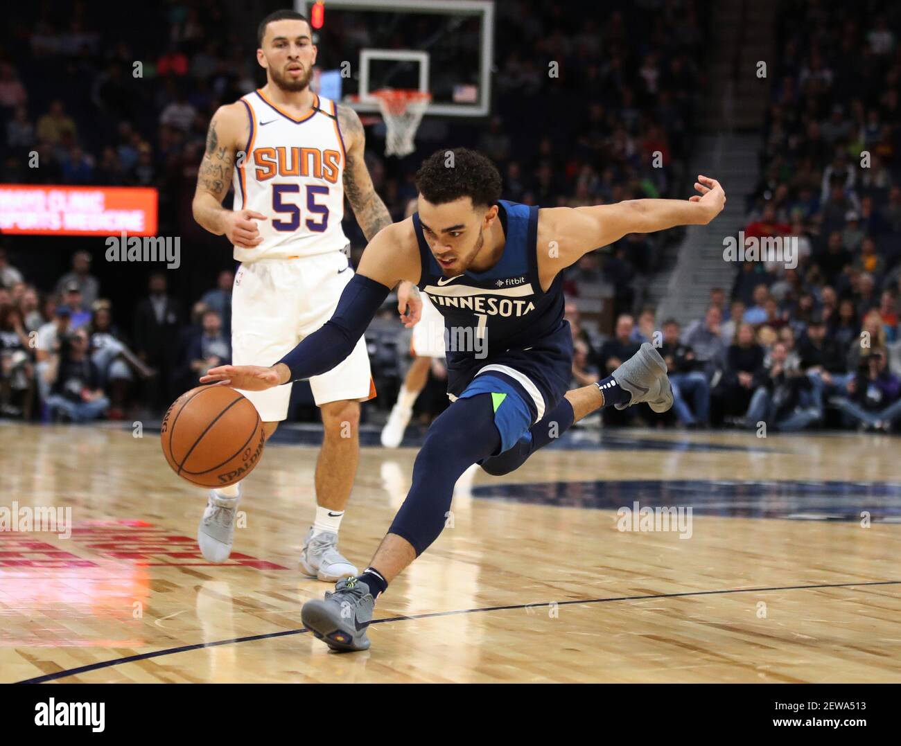 Minnesota Timberwolves guardia Tyus Jones (1) ruba un pass da Phoenix ...