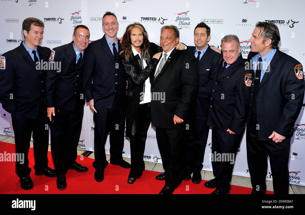Il musicista Steven Tyler e i membri del Fire Dept di NY frequentano lo ...