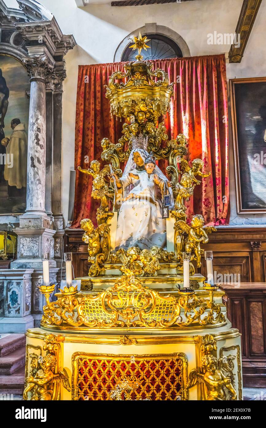 Colorata statua di Maria Basilica Chiesa di San Sebastiano Chiesa di ...