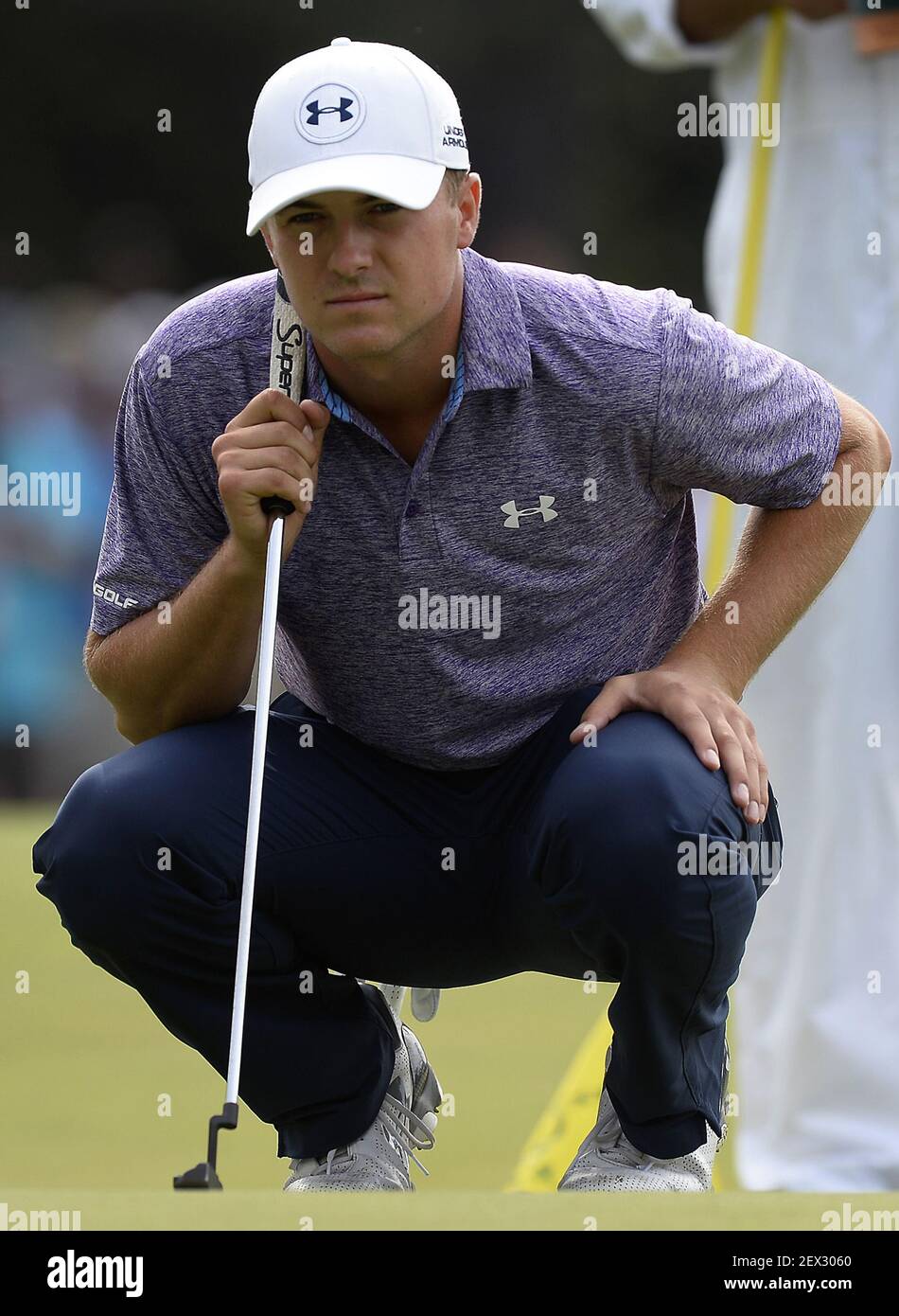 Jordan Spieth si allinea un putt sul primo verde all'Augusta National ...
