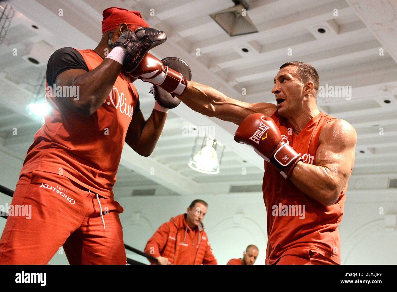 Il pugile professionista Wladimir Klitschko spara con Jonathan Banks ...