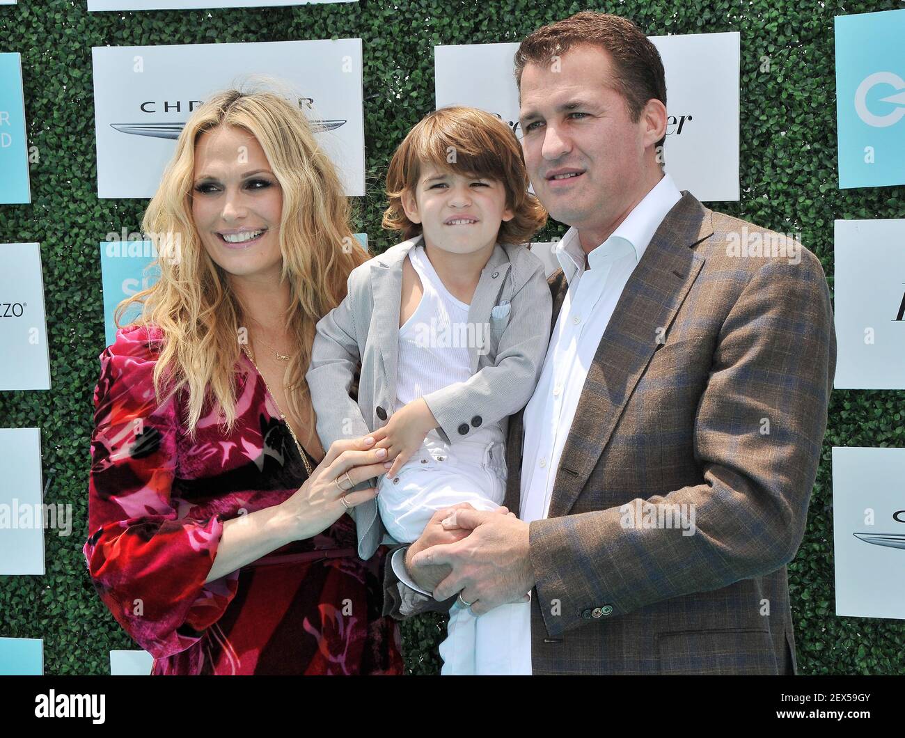 (L-R) Molly Sims, Son Brooks Stuber e il marito Scott Stuber arrivano ...