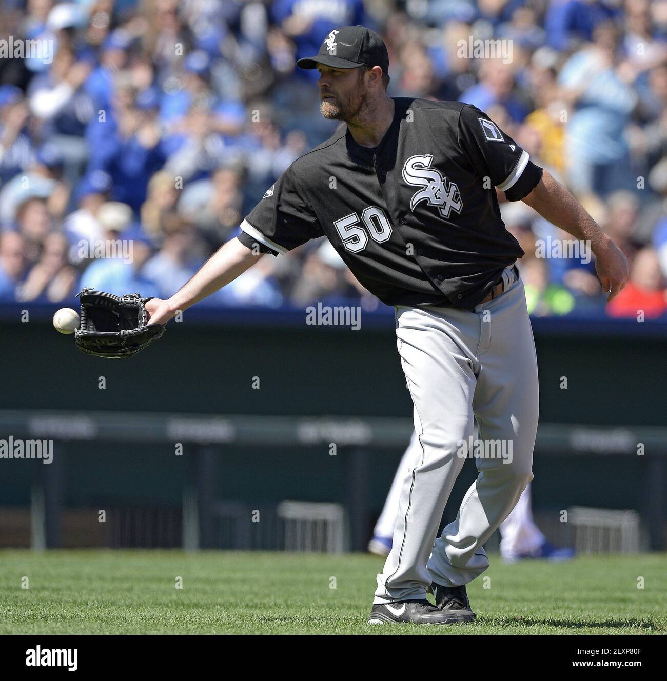 Il lanciatore John Danks della Chicago White Sox si allunga per ...