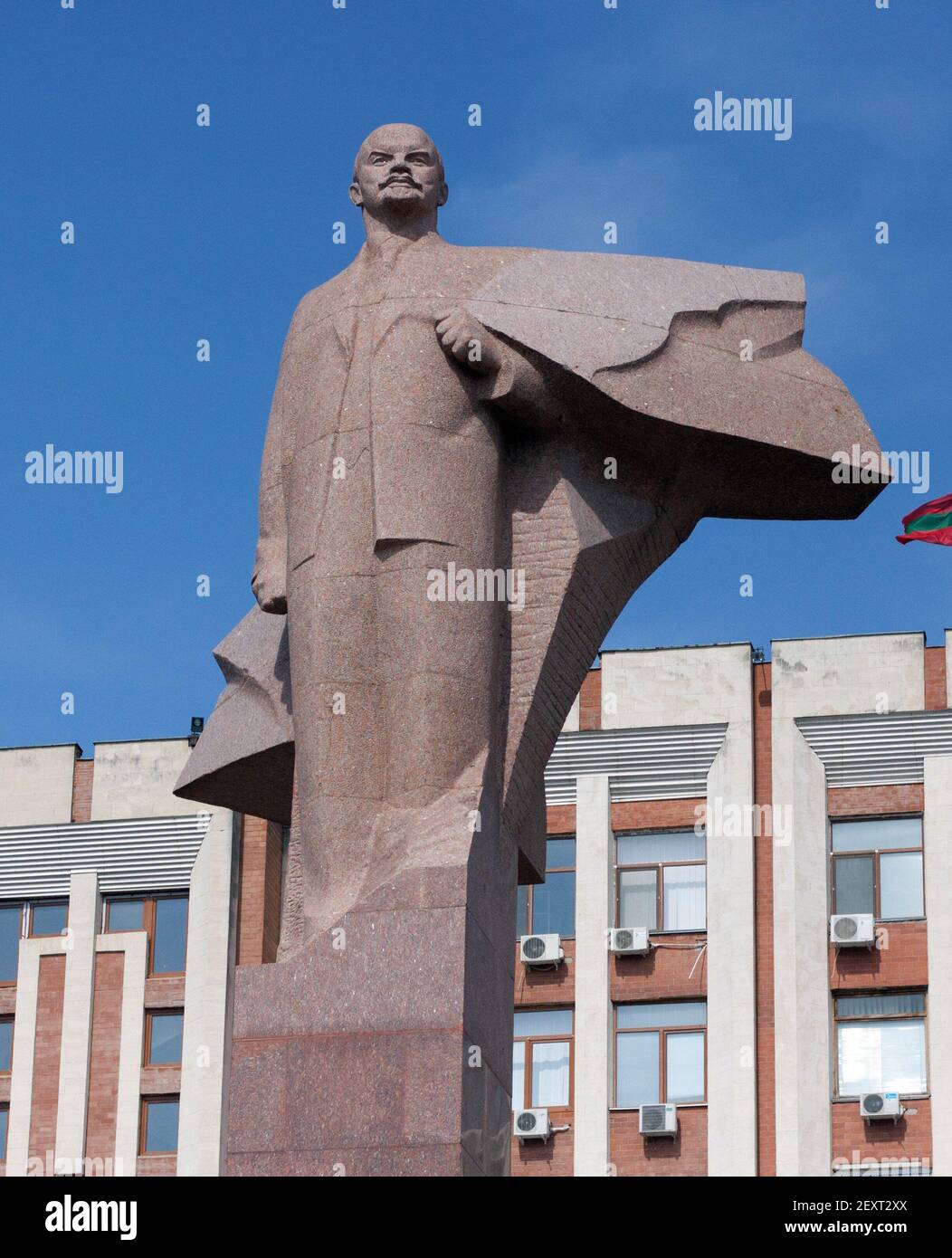 Una statua di Lenin è vista fuori del Soviet supremo, il parlamento ...