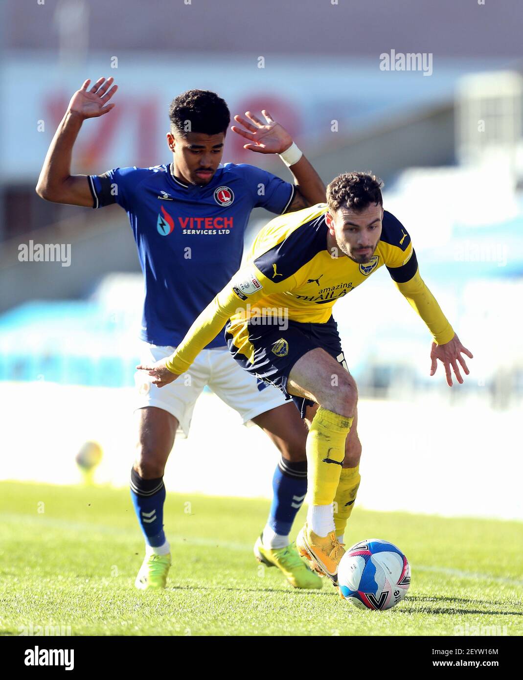 La squadra di Charlton Athletic's Ian Maatsen (a sinistra) e Anthony ...