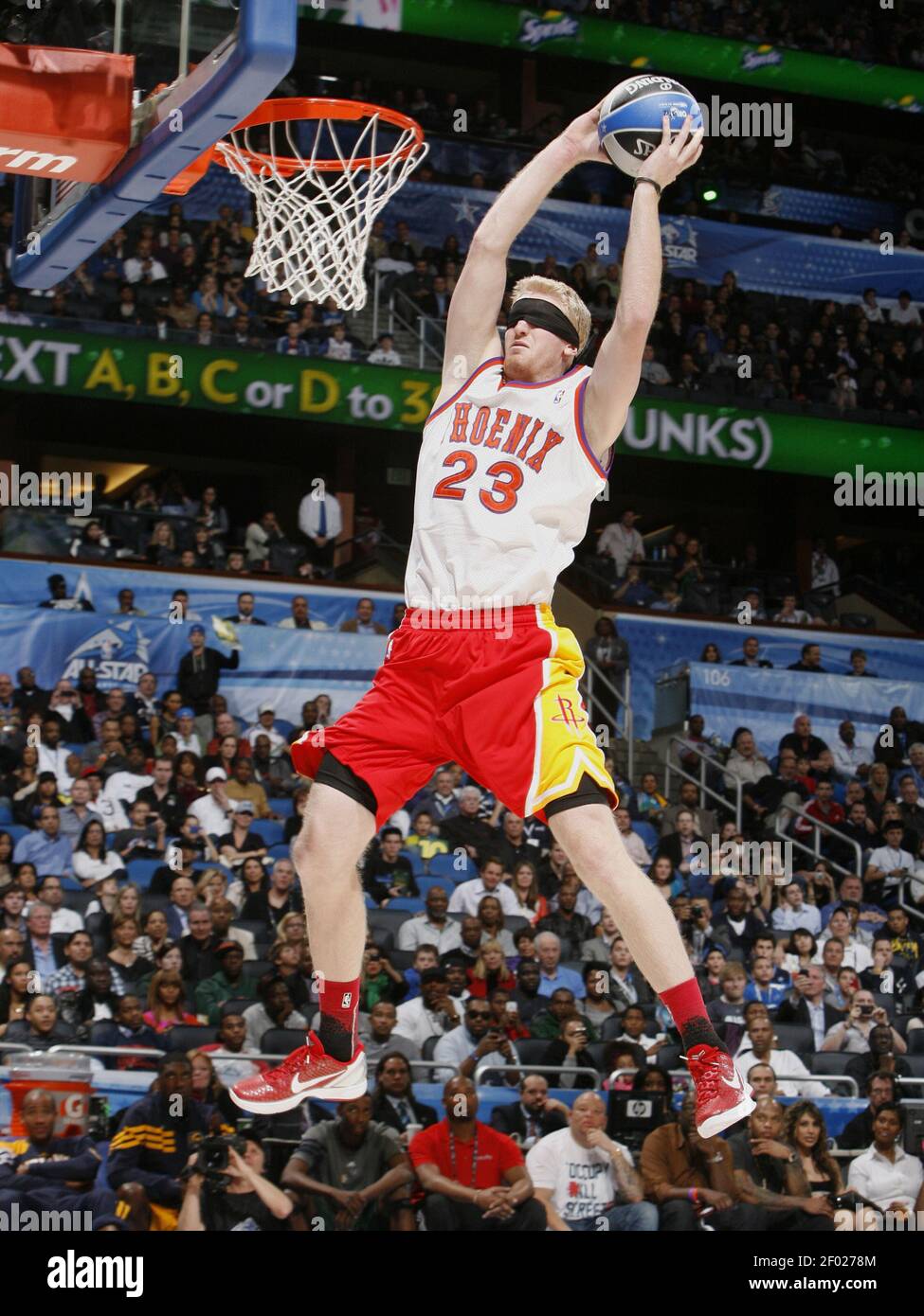 Lo Houston Rockets' Chase Budinger ricrea il dunk bendato di Cedric ...