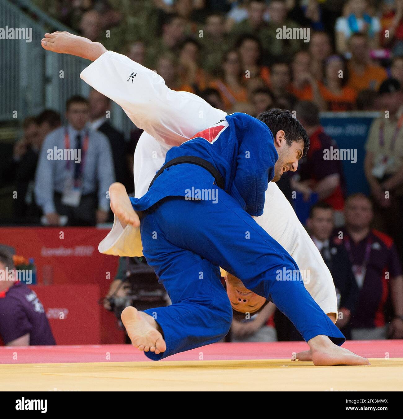 Il Tagir Khaibulaev della Russia compete con il Tuvshinbayar Naidan ...