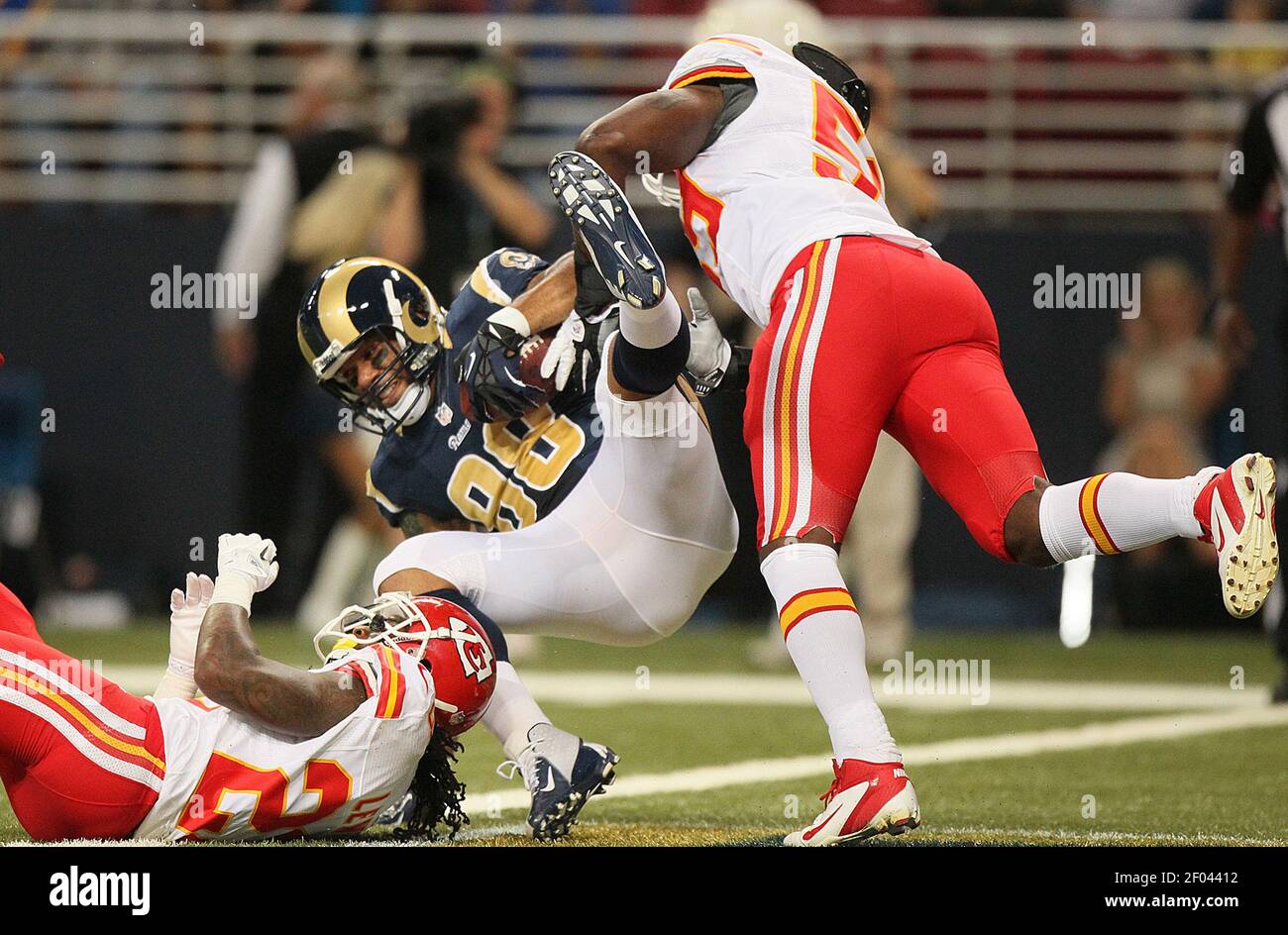 Il St. Louis Rams Tight End Lance Kendricks attraversa la linea di meta ...