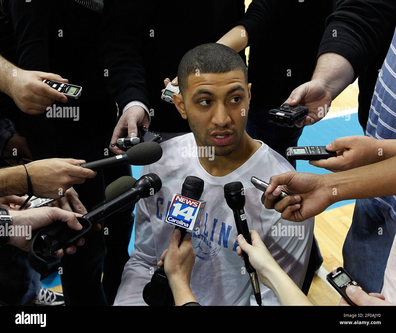 Kendall Marshall del North Carolina è circondato da microfoni mentre fa ...