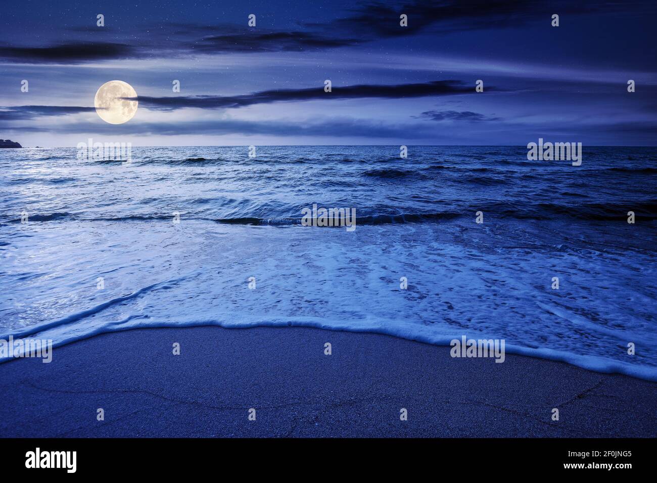 vacanze estive al mare di notte. bella stagione in piena luce lunare ...