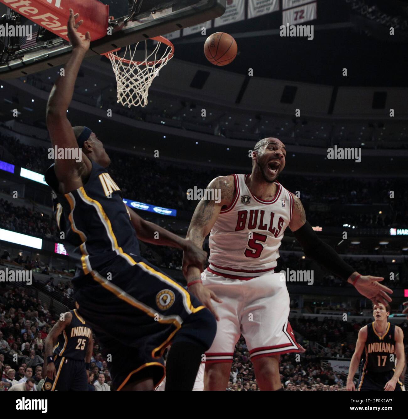 Il potere dei tori di Chicago Carlos Boozer (5) grida per un fallo ...