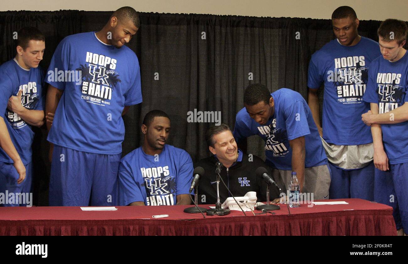 Università del Kentucky avanti Patrick Patterson, terzo da sinistra ...