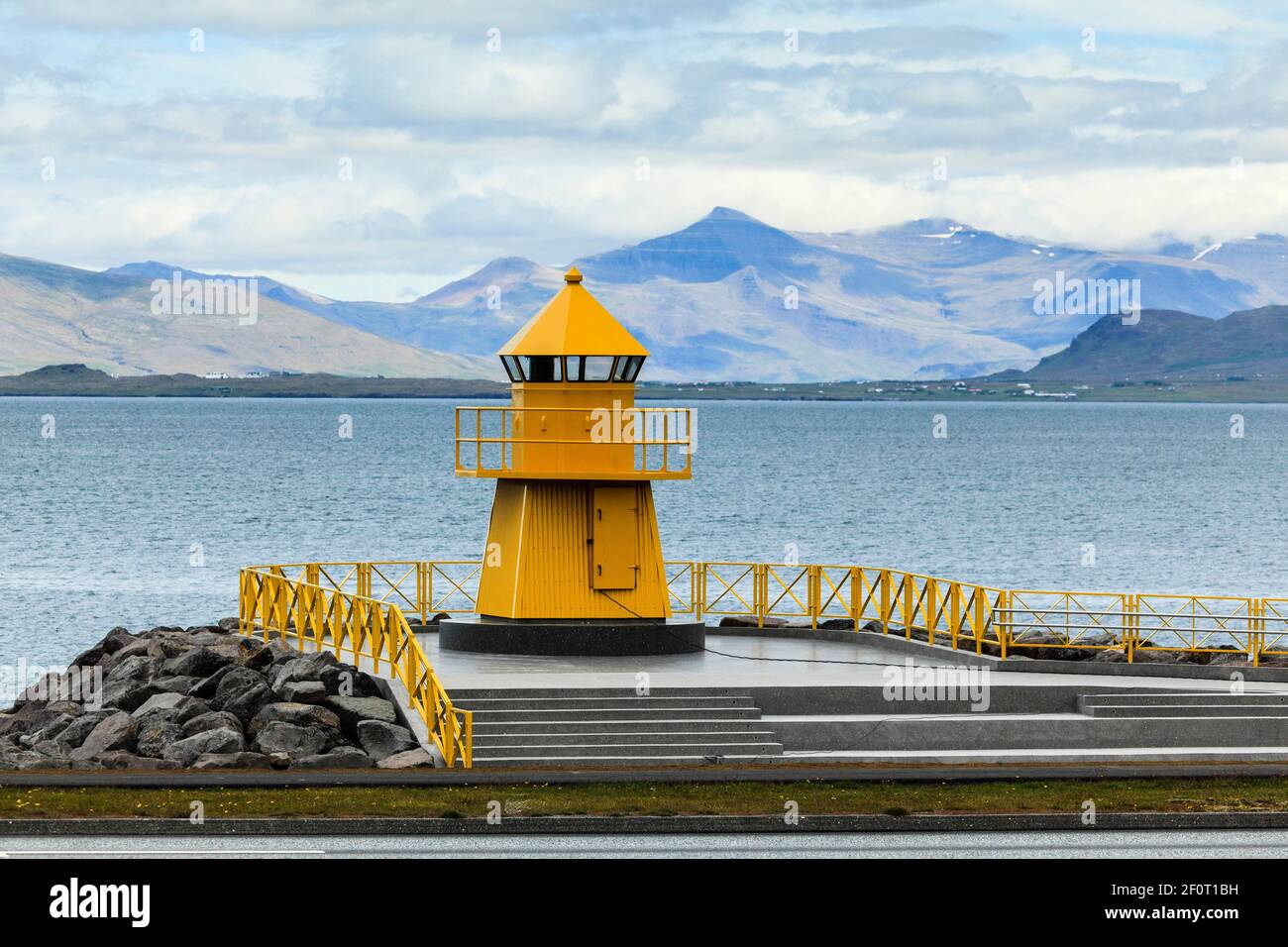 Faro giallo nel porto della città vecchia, Reykjavik, Islanda Foto ...