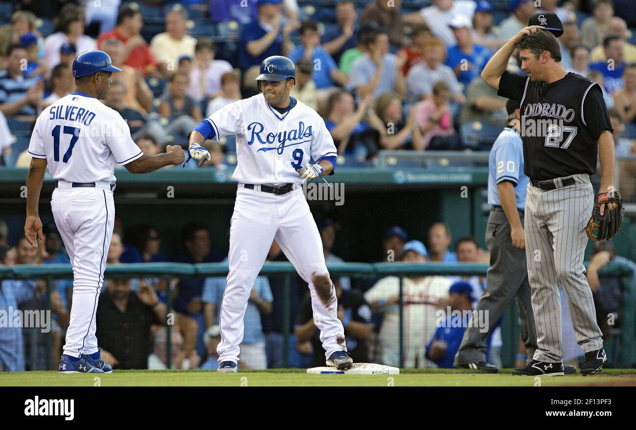Il David DeJesus dei Kansas City Royals si congratula con il terzo ...