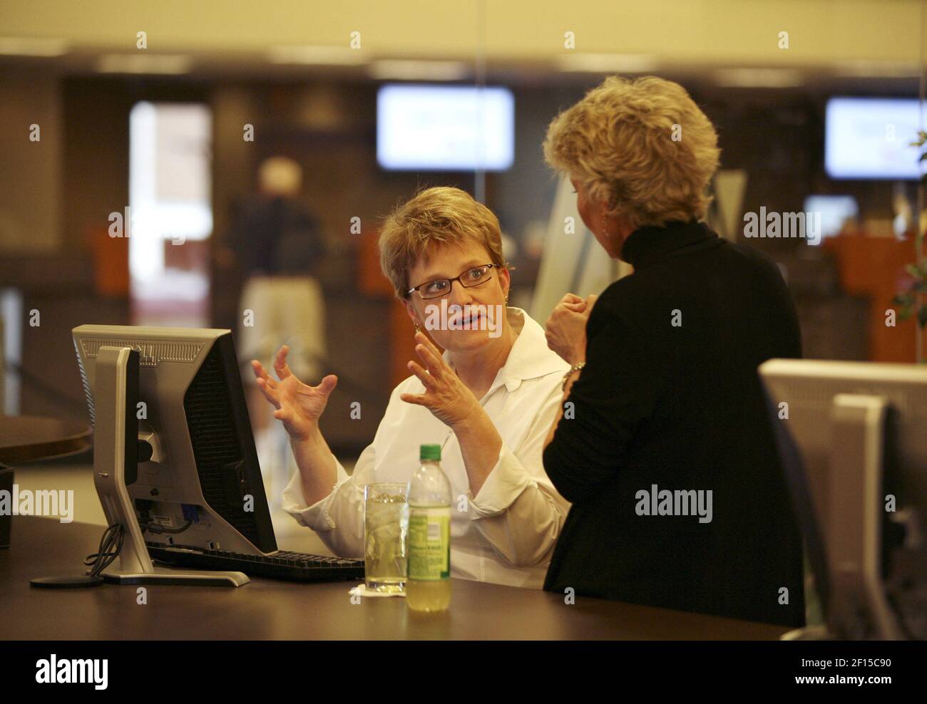 Mary Jo Stromberg, seduto, partecipa ad un incontro iniziale con il ...