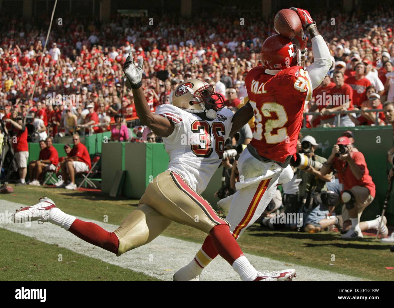 Il grande ricevitore Dante Hall dei Chiefs di Kansas City non riusciva ...