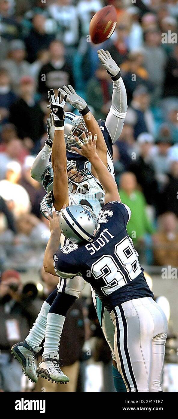 Il grande ricevitore Drew carter di Carolina Panthers (18) è racchiuso ...