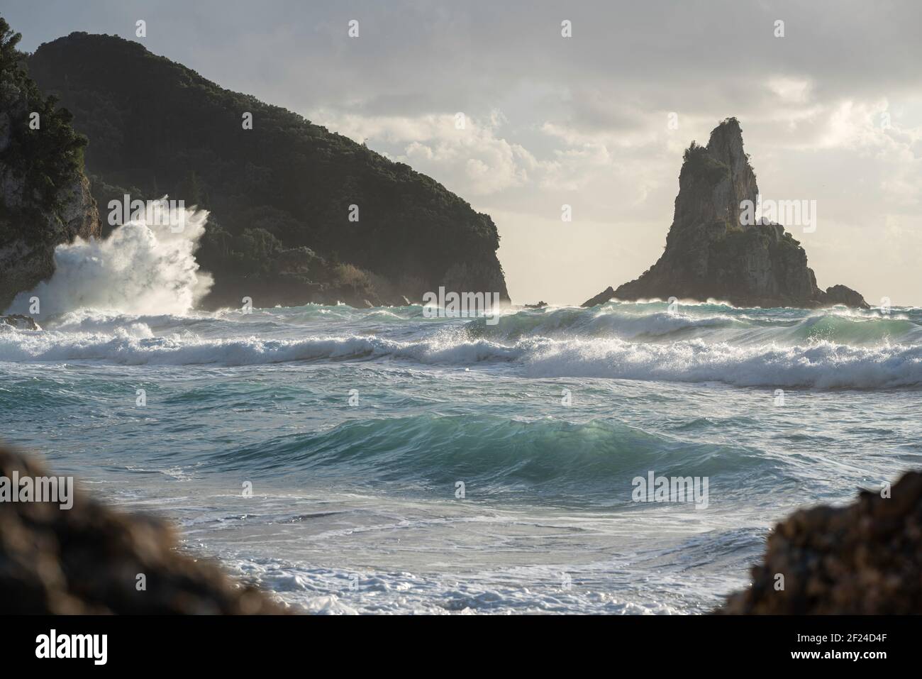 Mare in tempesta onde mareggiata scogli immagini e fotografie stock ad ...
