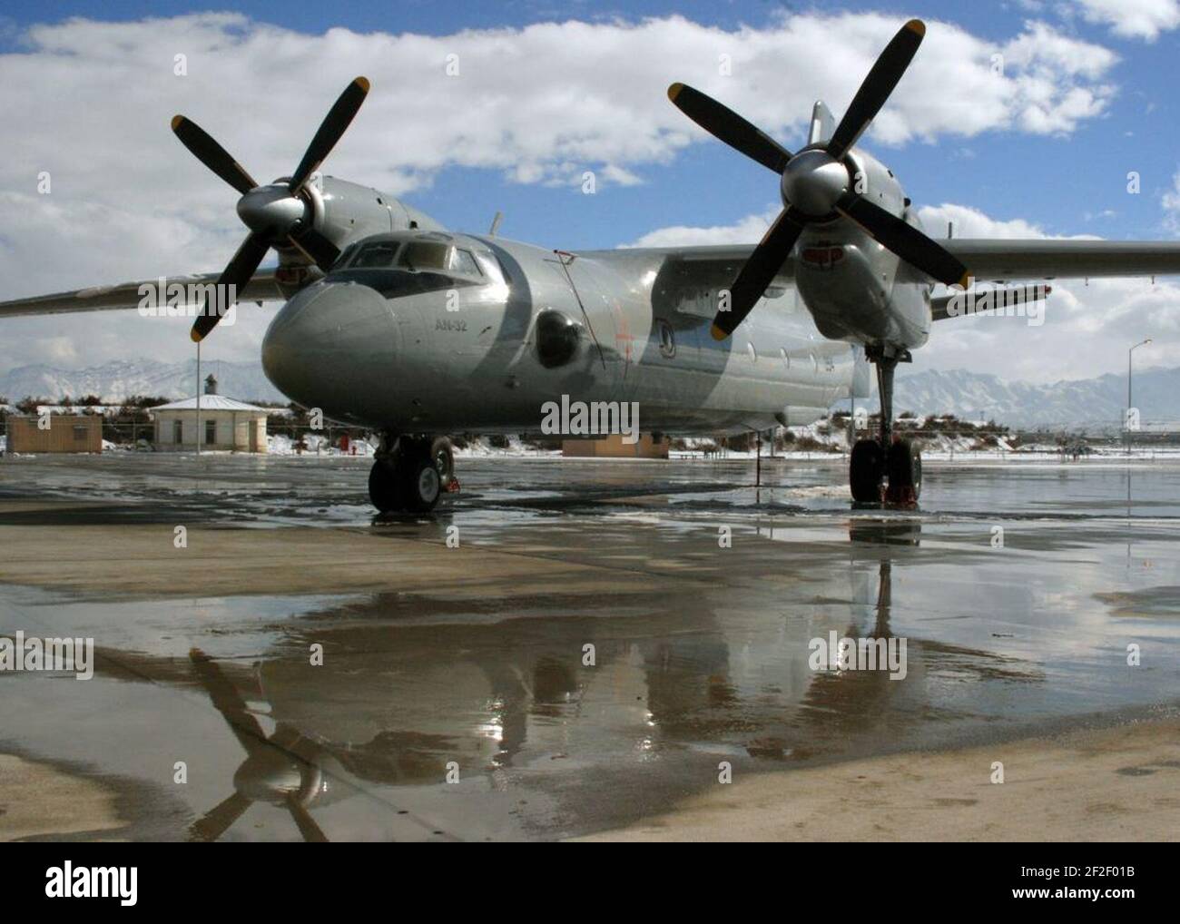 Il presidente karzai dedica la struttura del corpo aereo immagini e ...