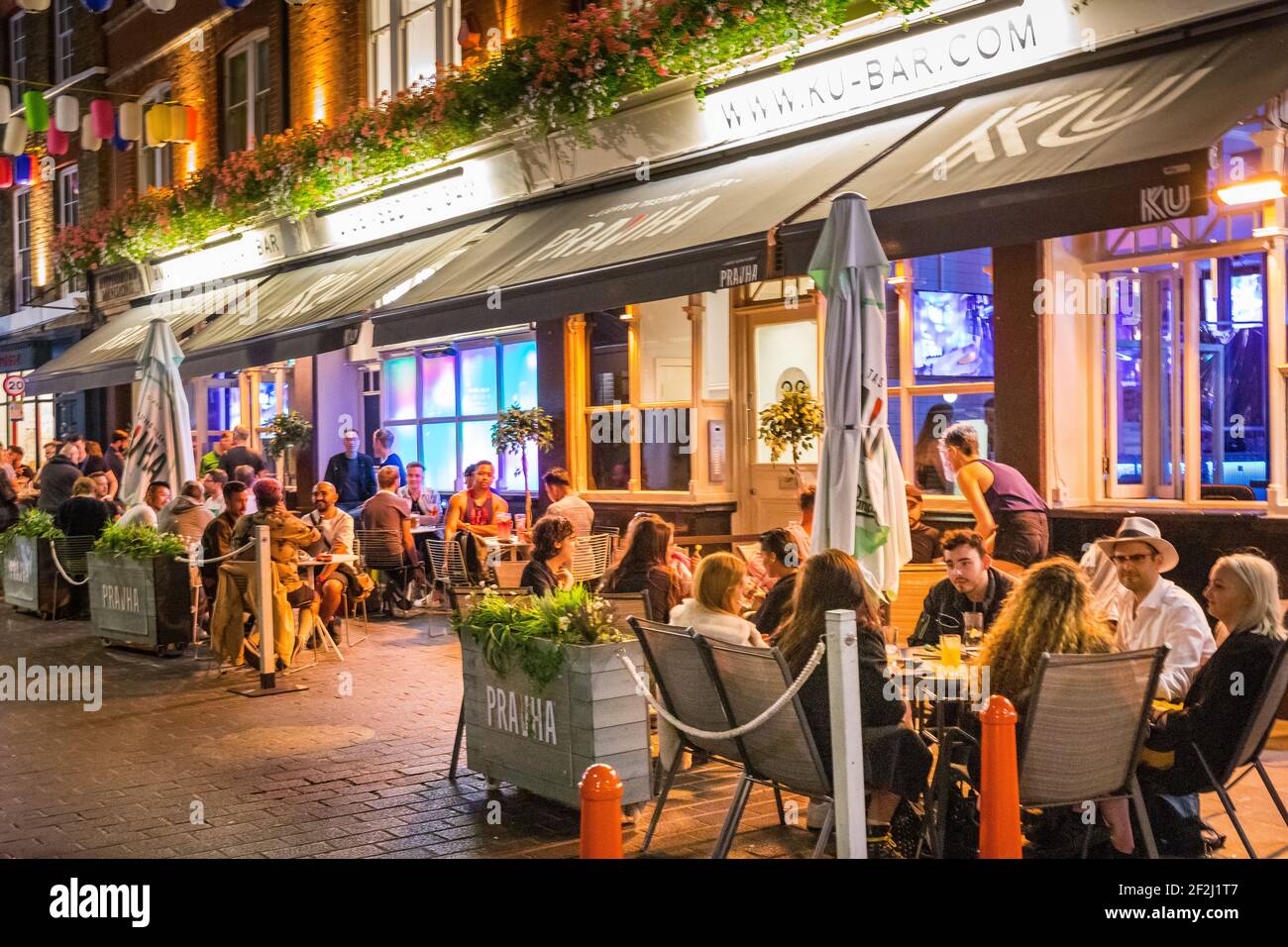 Clienti al bar immagini e fotografie stock ad alta risoluzione - Alamy