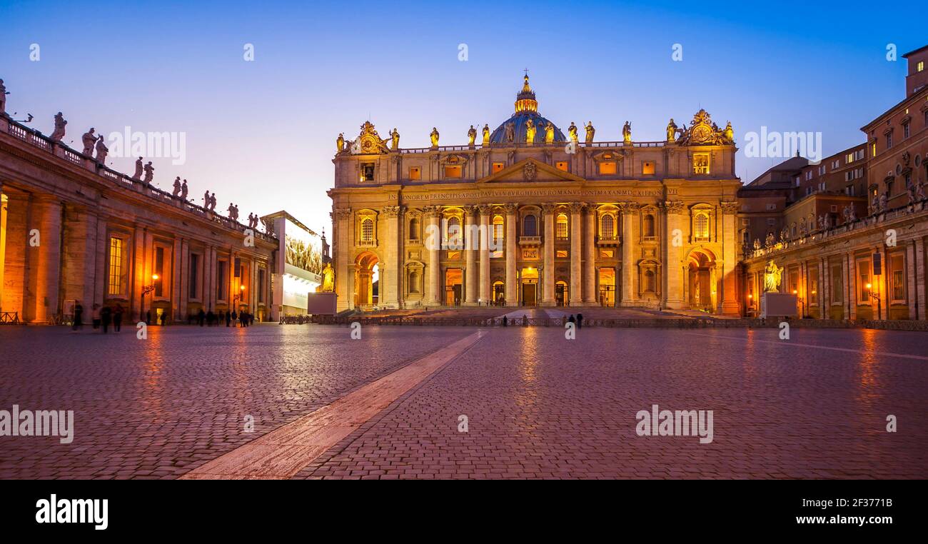 La famosa basilica di san pietro di notte nel vaticano immagini e ...