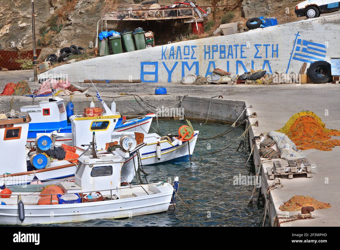 Il piccolo porto di pesca dell'isola di Thymena, vicino alle isole di ...