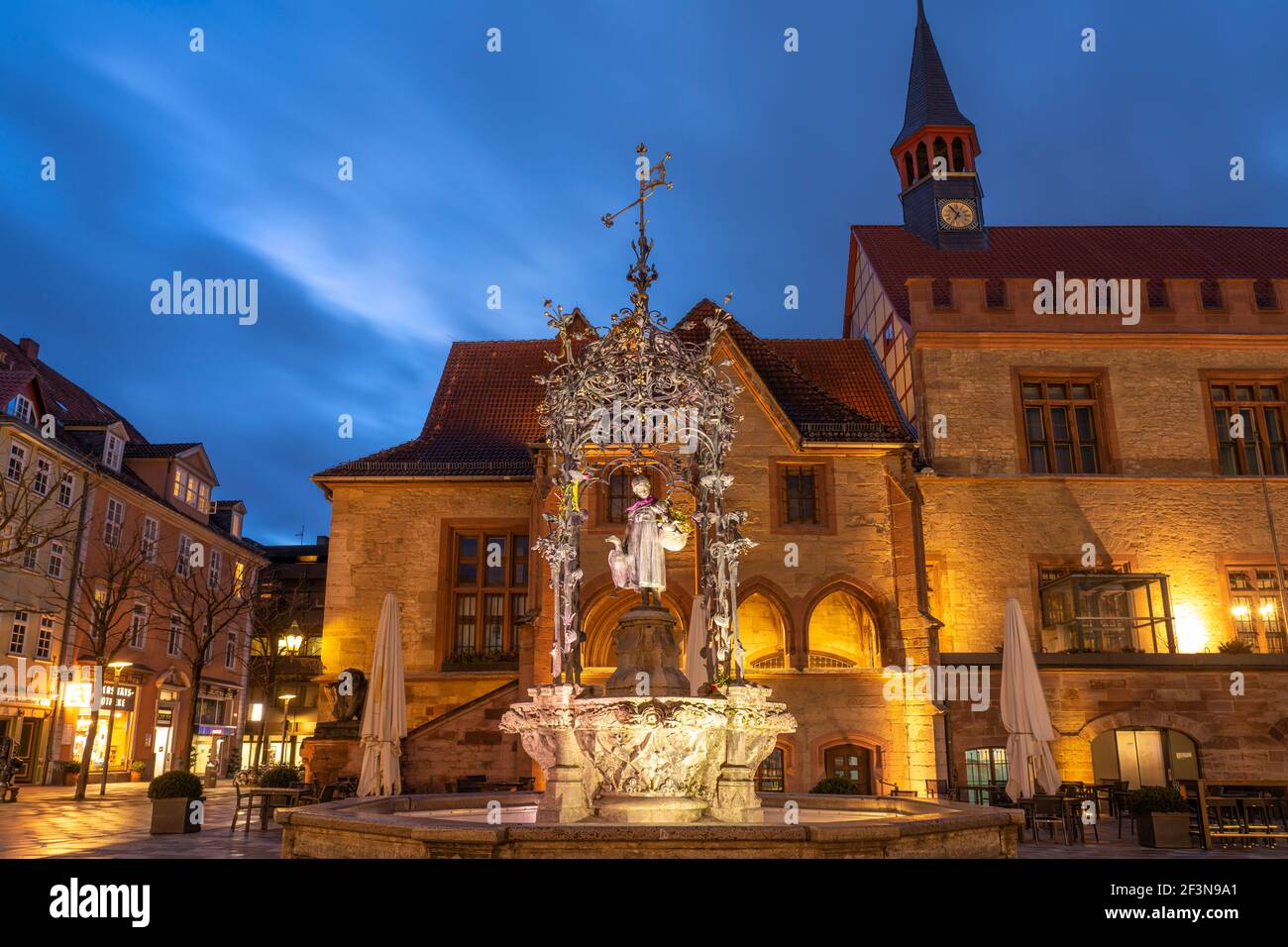 Göttinger Wahrzeichen Gänseliesel vor dem Alten Rathaus bei Nacht ...