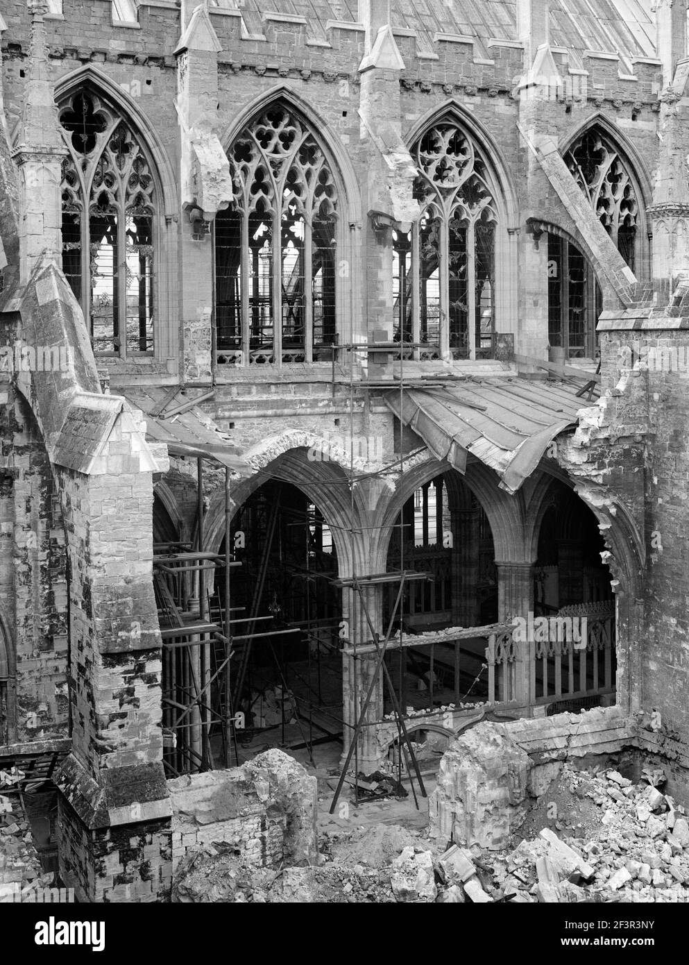 CATTEDRALE DI EXETER, Devon. La notte del 3-4 maggio 1942 una bomba è ...