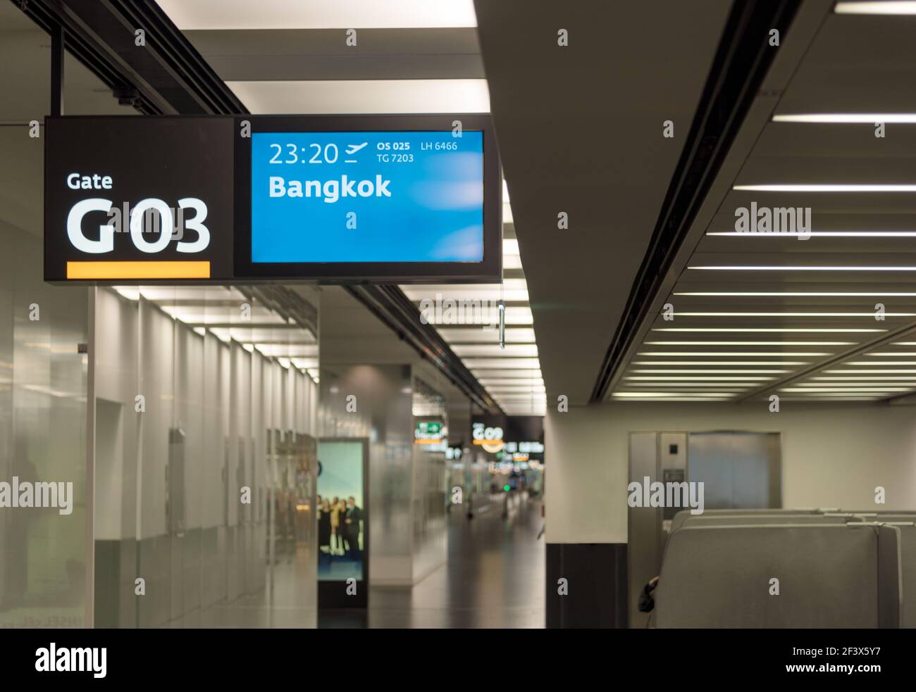 Check in window immagini e fotografie stock ad alta risoluzione - Alamy