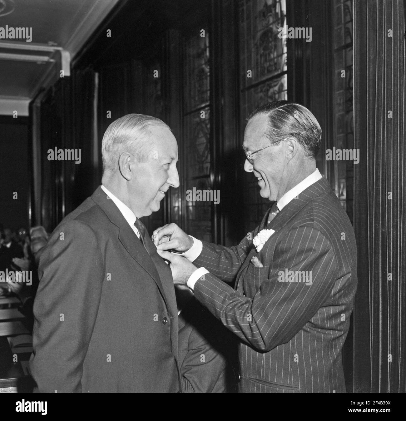 Il principe bernhard presenta garofani d'argento immagini e fotografie ...