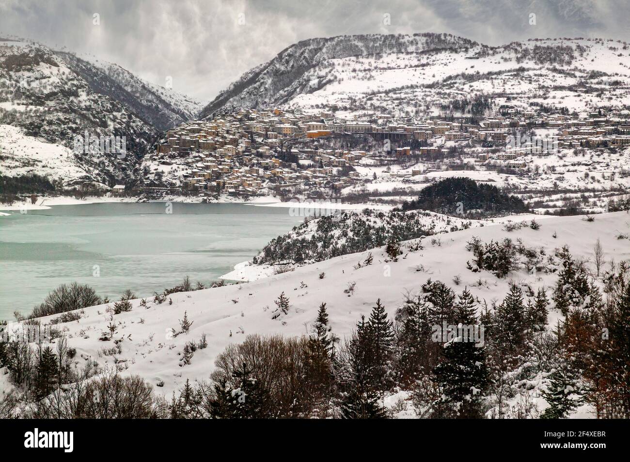 Parco Nazionale d'Abruzzo Lazio e Molise, paesaggio del Lago di Barrea ...