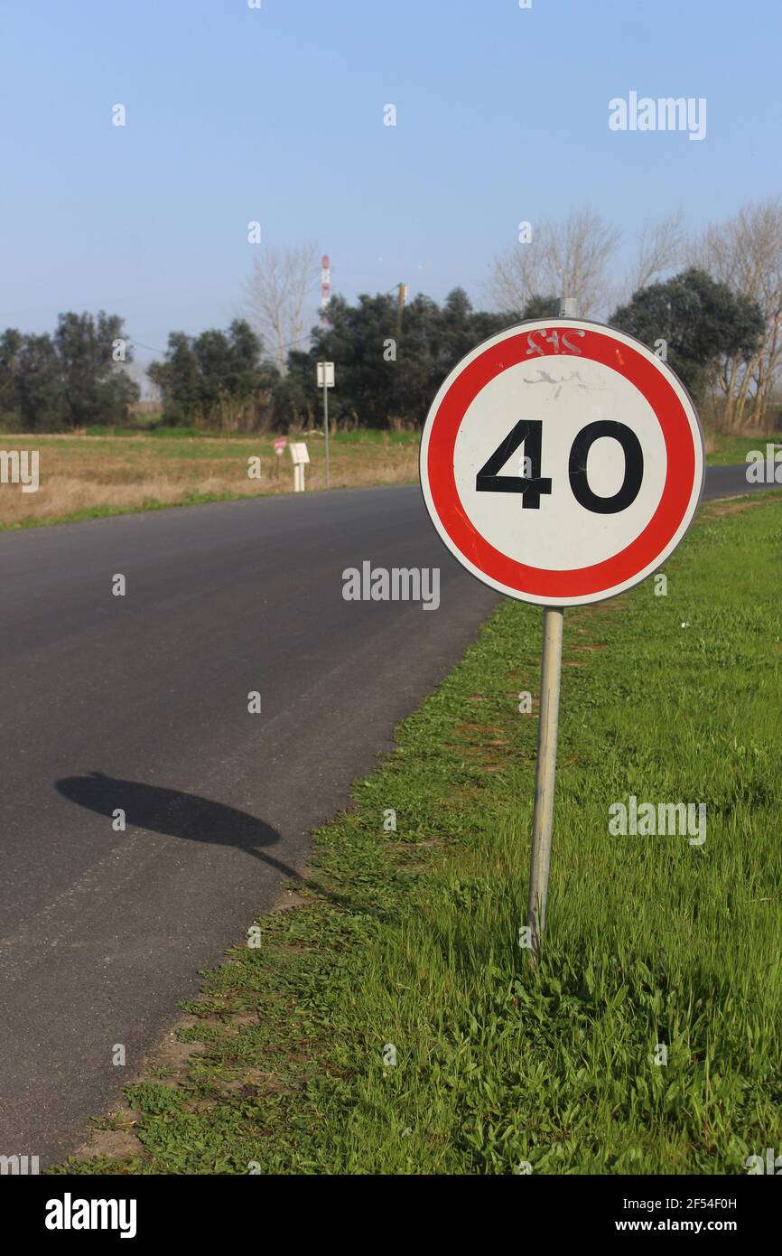 Maximum 40 speed limit sign immagini e fotografie stock ad alta ...