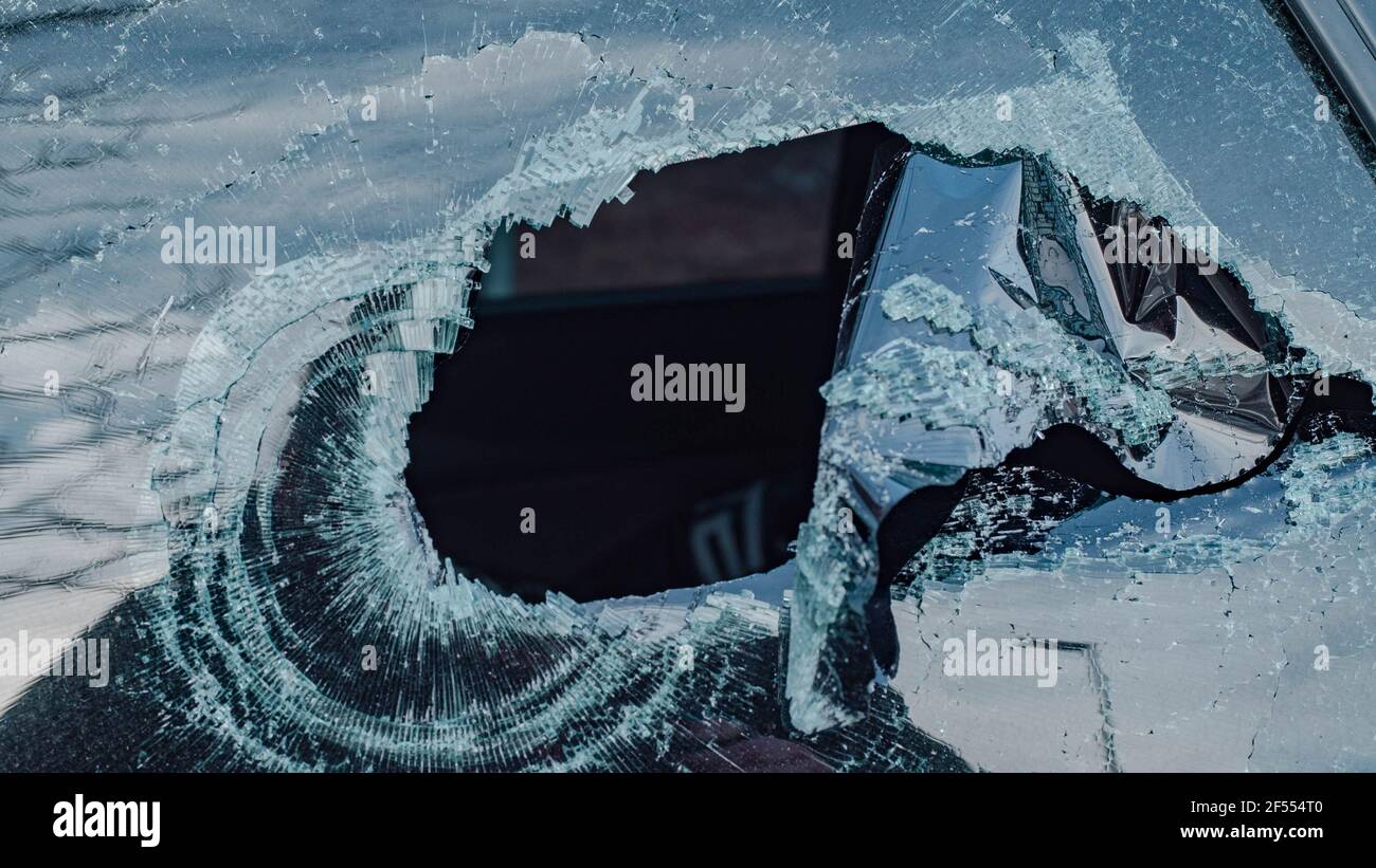 Parabrezza rotto dell'auto immagini e fotografie stock ad alta ...