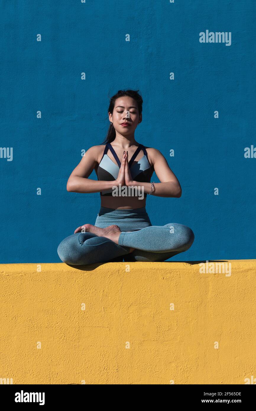Zen a gambe incrociate immagini e fotografie stock ad alta risoluzione - Alamy