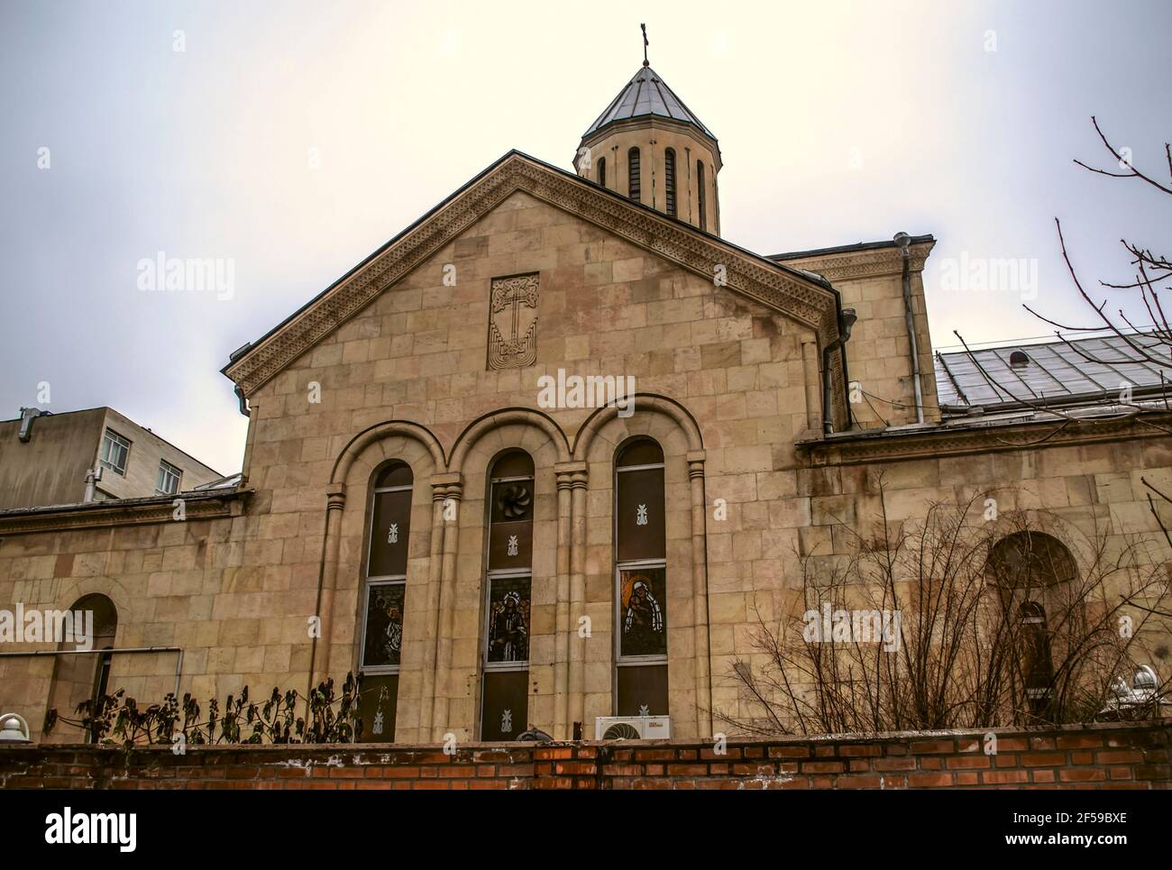 La facciata laterale dell'edificio della Chiesa Apostolica Armena di ...
