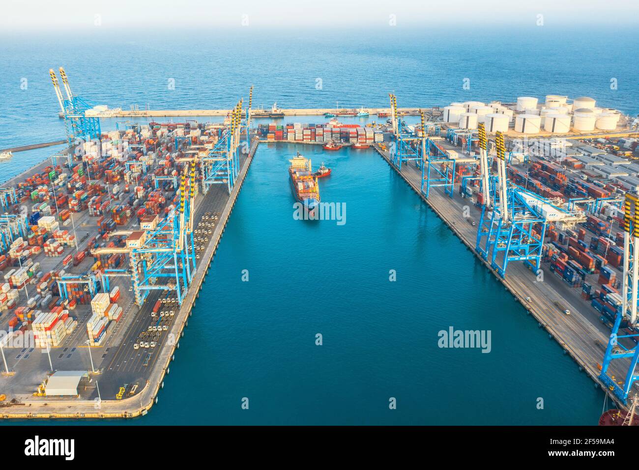 Vista aerea dall'altezza di un porto di carico in un porto marittimo di ...