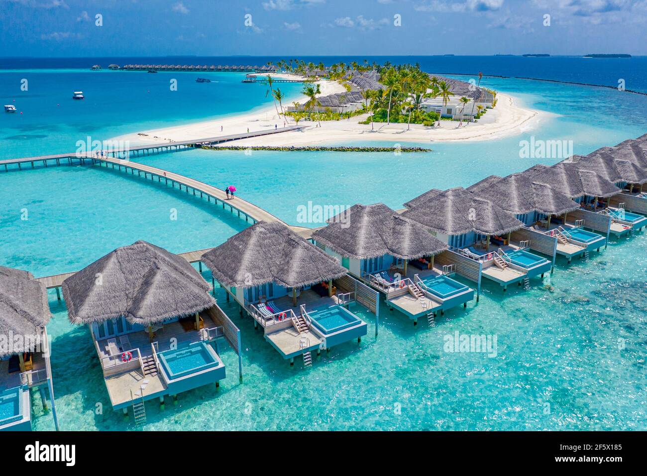 Vista aerea dell'isola delle Maldive, resort di lusso sulle ville d ...
