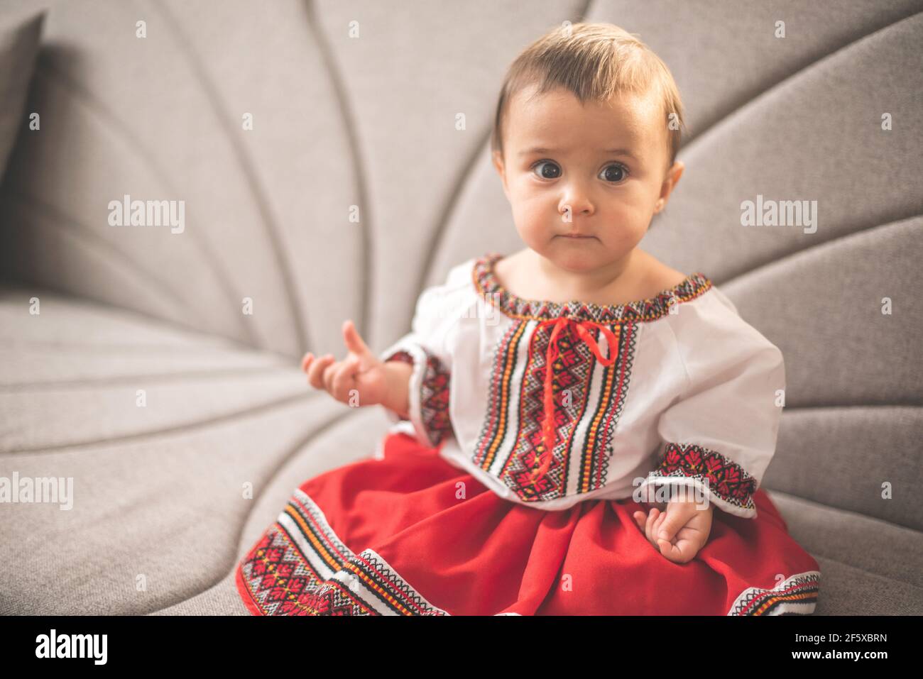 Vestito rumeno immagini e fotografie stock ad alta risoluzione - Alamy