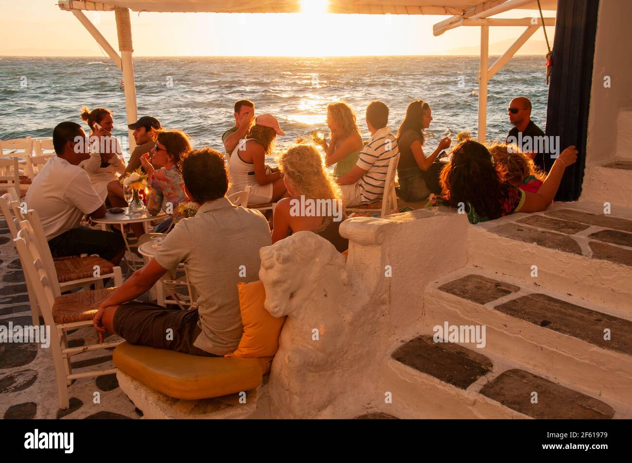 Persone sedute a un tavolo al bar immagini e fotografie stock ad alta ...