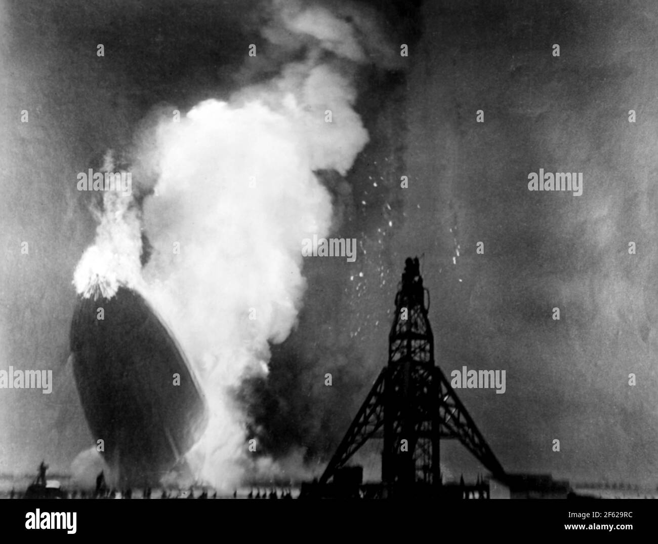 Disastro del dirigibile hindenburg Foto e Immagini Stock in Bianco e ...