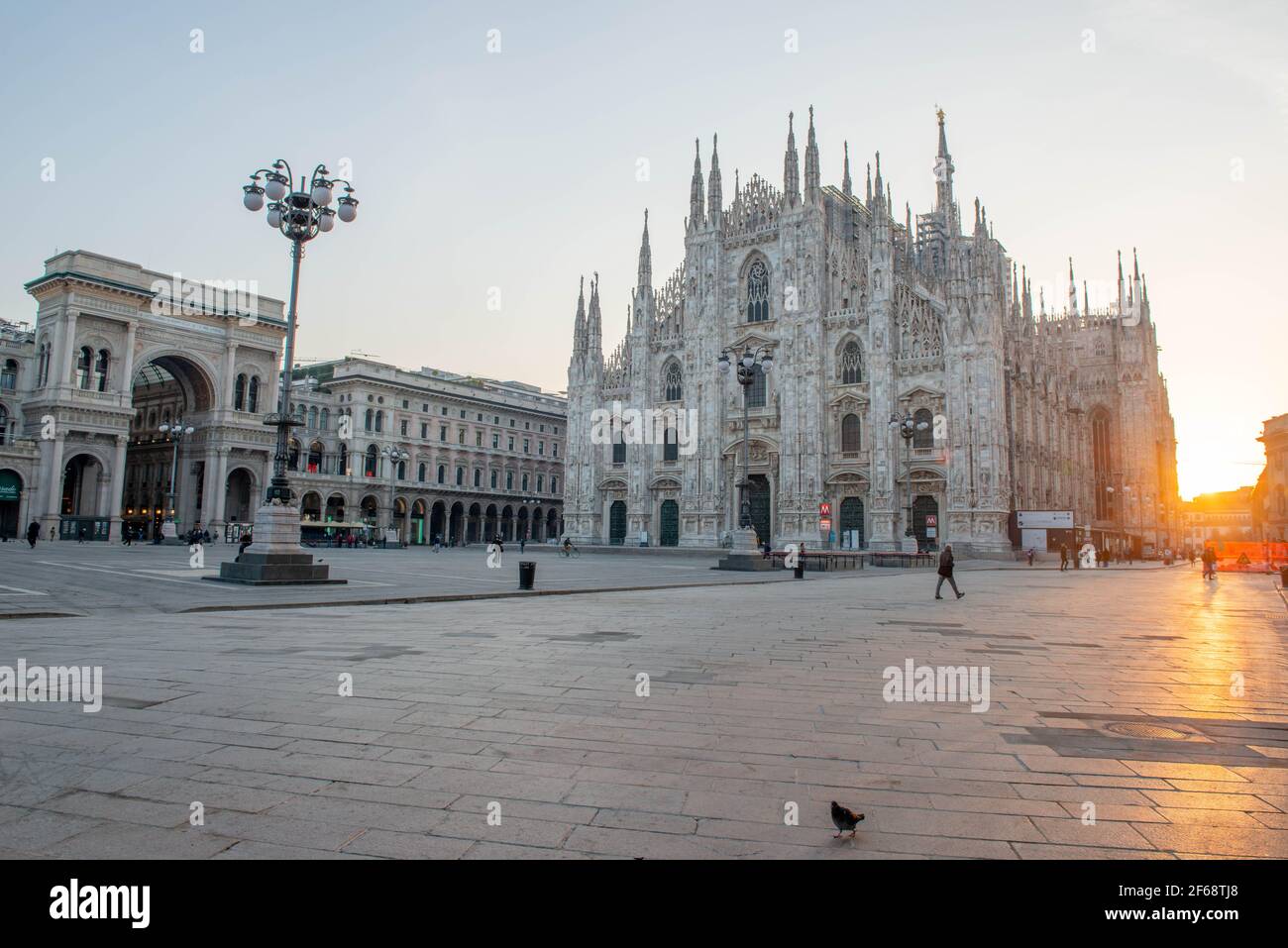 Veduta aerea di milano durante la notte immagini e fotografie stock ad ...