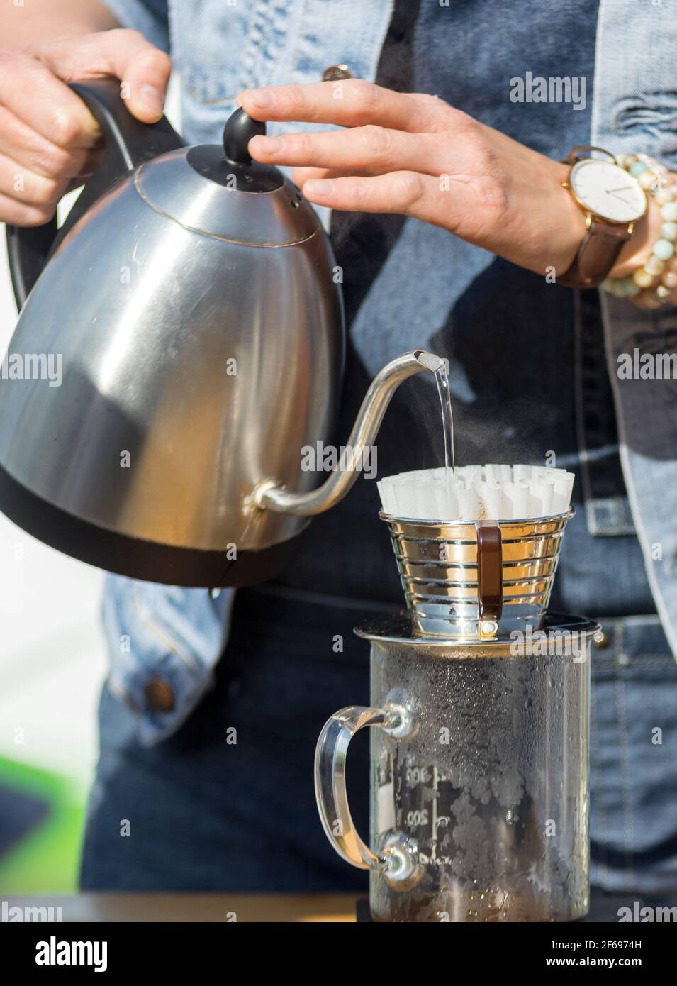 Versare sul supporto immagini e fotografie stock ad alta risoluzione ...
