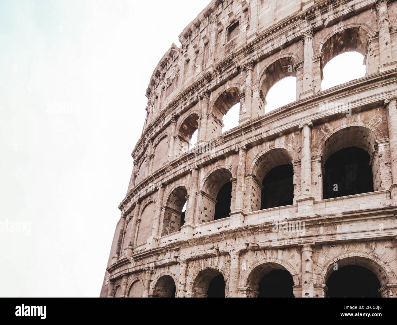 Colosseo esterno con archi in marmo su sfondo bianco. Iconico ...